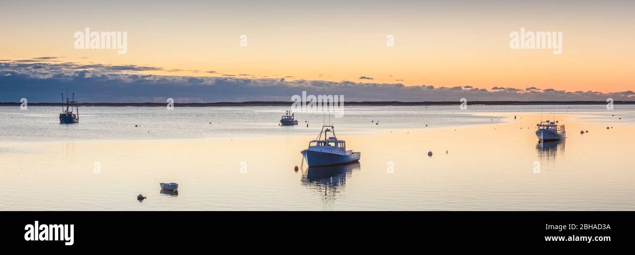 USA, New England, Massachusetts, Cape Cod, Chatham, Chatham Harbor ...