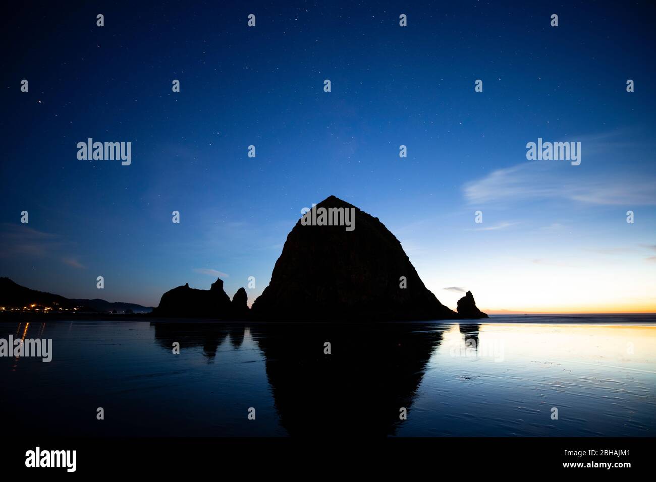 Silhouettes of rock formations at sunset at Cannon Beach, Oregon, USA ...