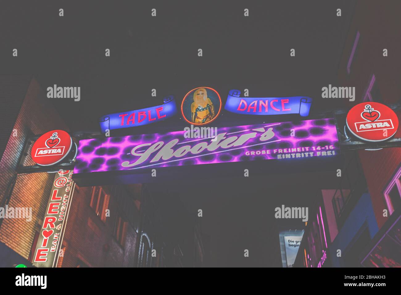 Nachts auf der Reeperbahn - rund um St.Pauli locken die Bars mit ihrer ...