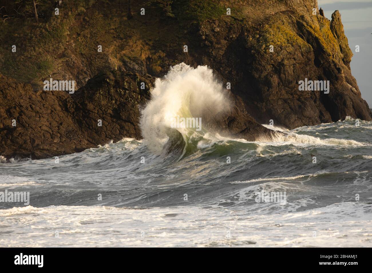 Wave crashing cliffs hi-res stock photography and images - Alamy