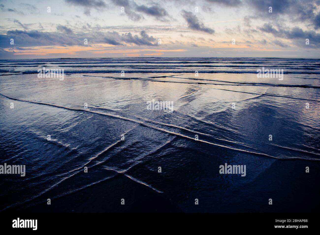 Empty beach hi-res stock photography and images - Alamy