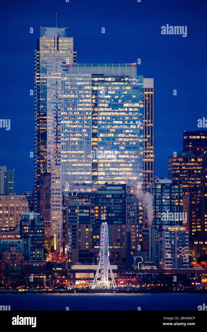 Illuminated skyscraper hi-res stock photography and images - Alamy
