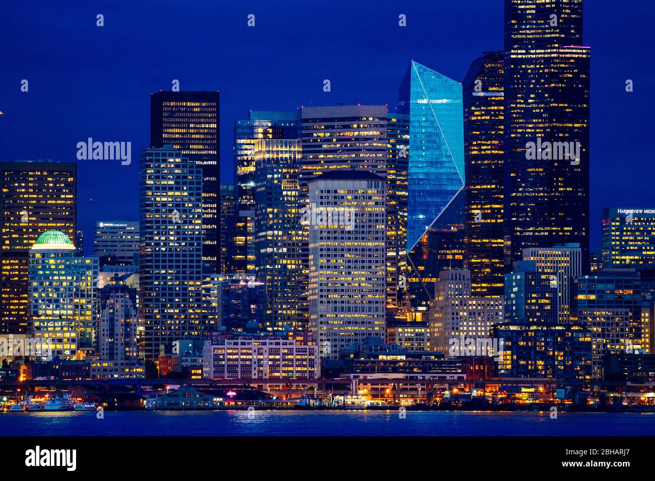 Architecture night seattle skyline hi-res stock photography and images ...