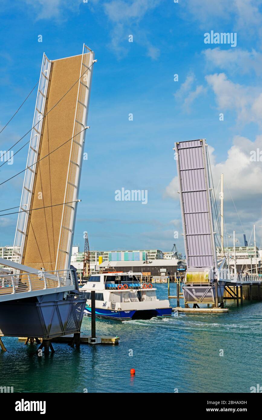 Wynyard crossing pedestrian bridge auckland hi-res stock photography ...