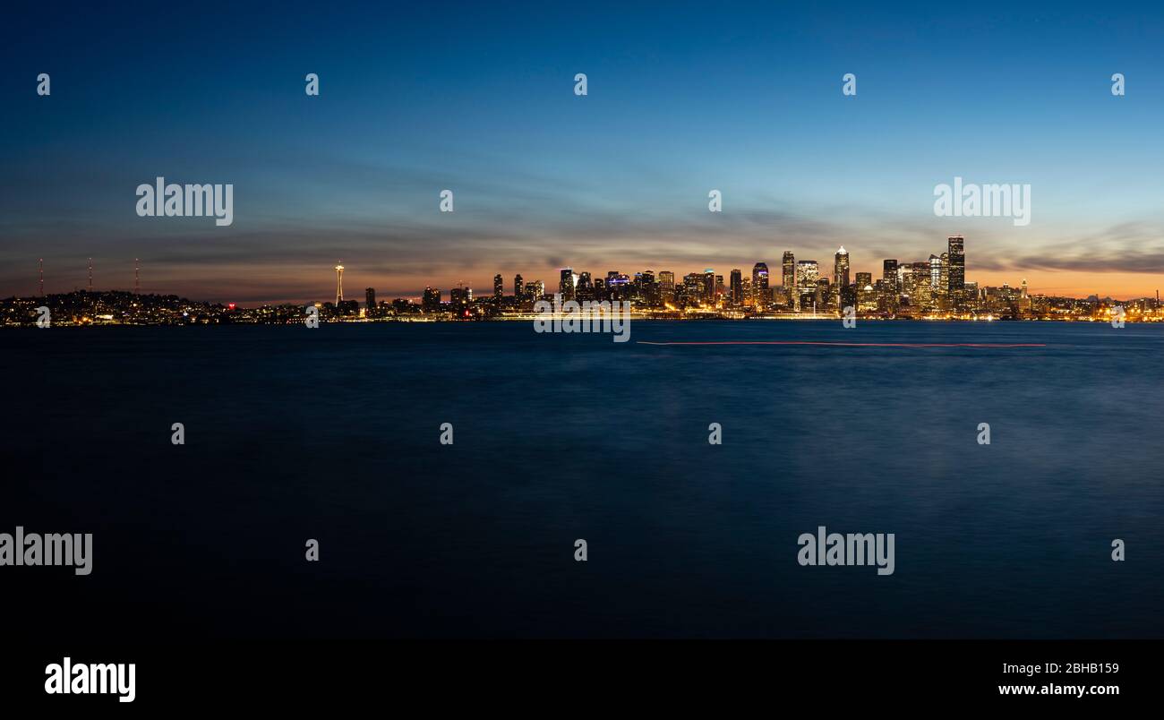 Seattle waterfront dusk hi-res stock photography and images - Alamy