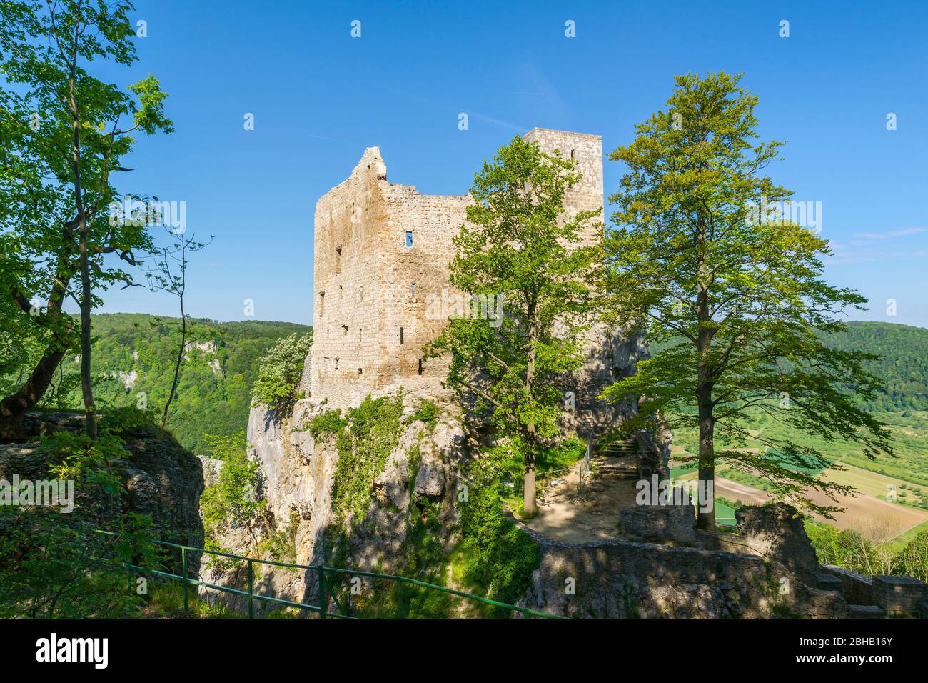 Germany, Baden-Wuerttemberg, Neidlingen, Ruin Reußenstein, Swabian Alb ...