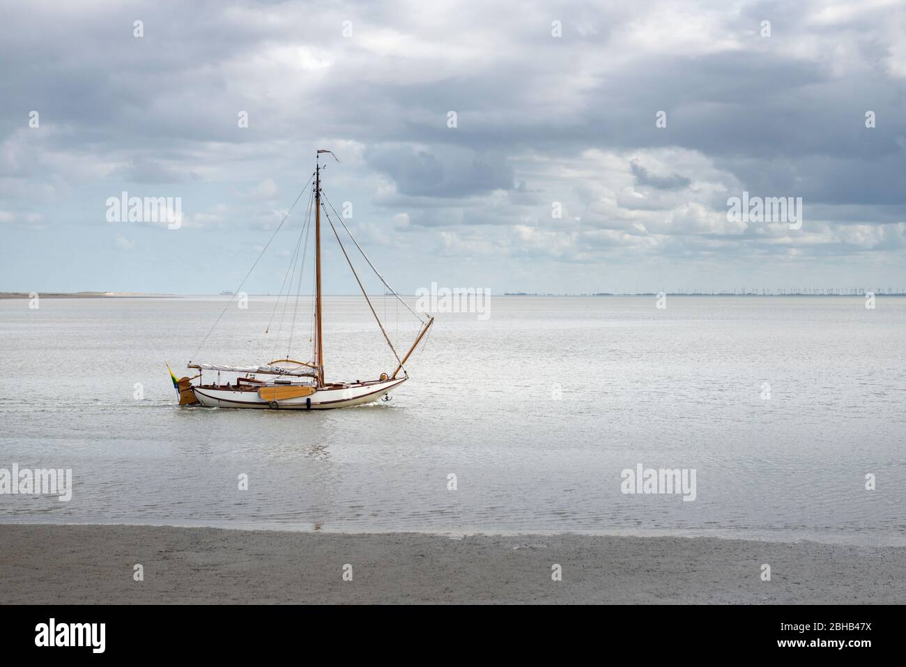 Flat bottomed vessel hi-res stock photography and images - Alamy