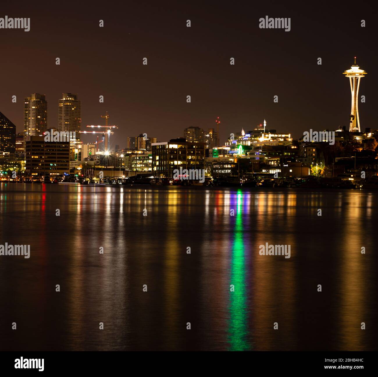 Seattle skyline cityscape reflection hi-res stock photography and ...