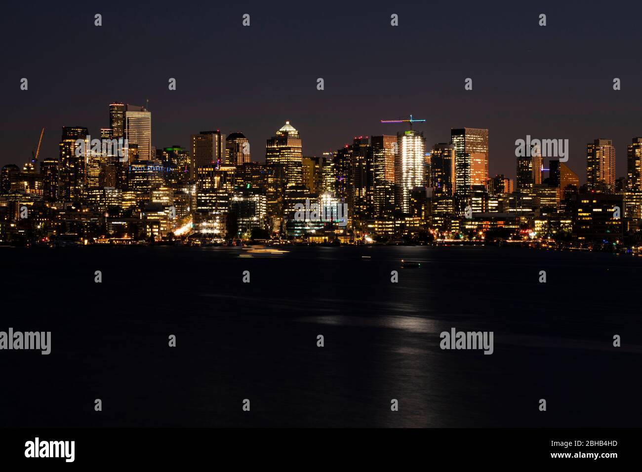 Waterfront skyline of Seattle at night, Washington State, USA Stock ...