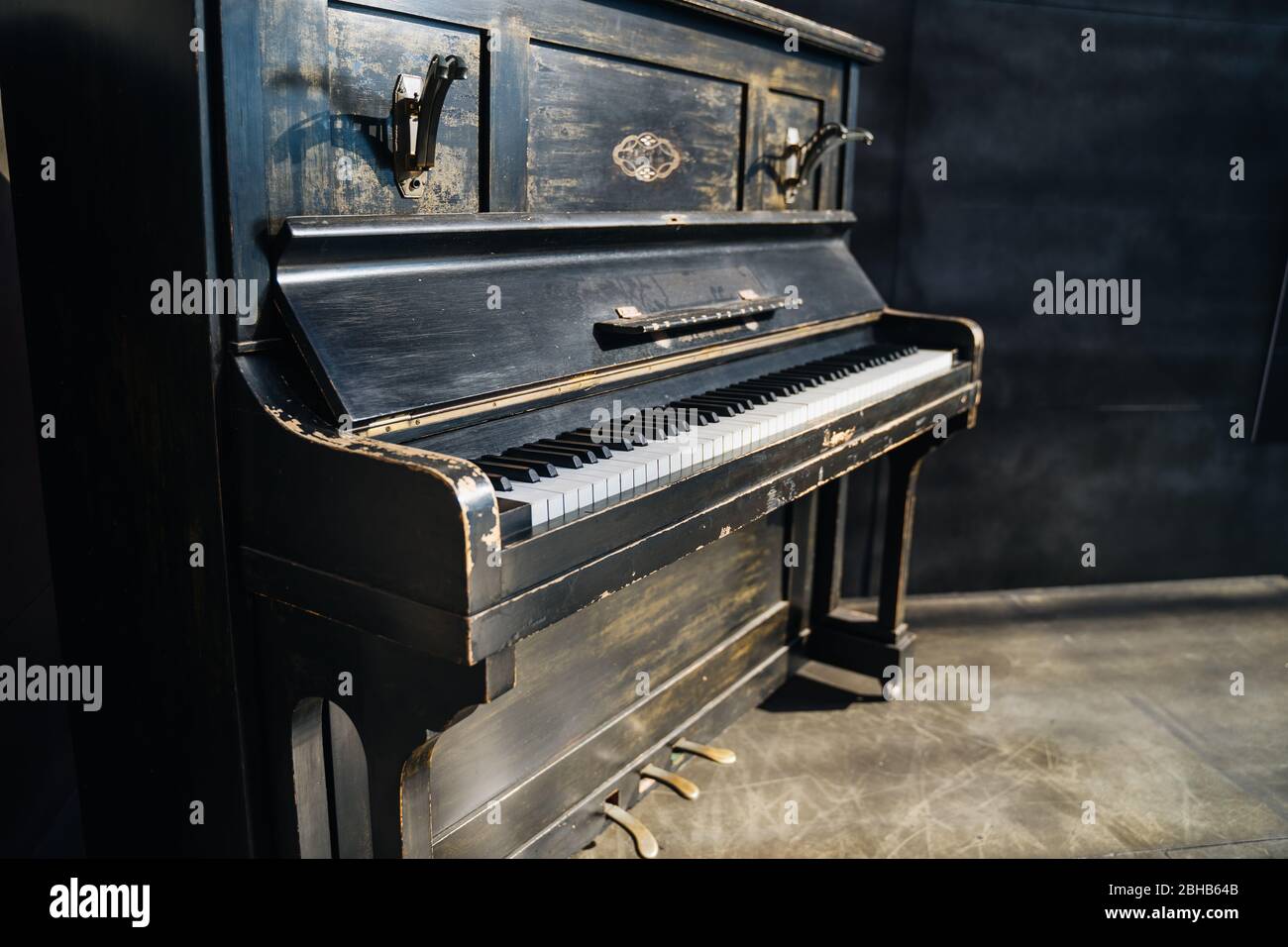 Keyboard white old beautiful piano hi-res stock photography and images ...