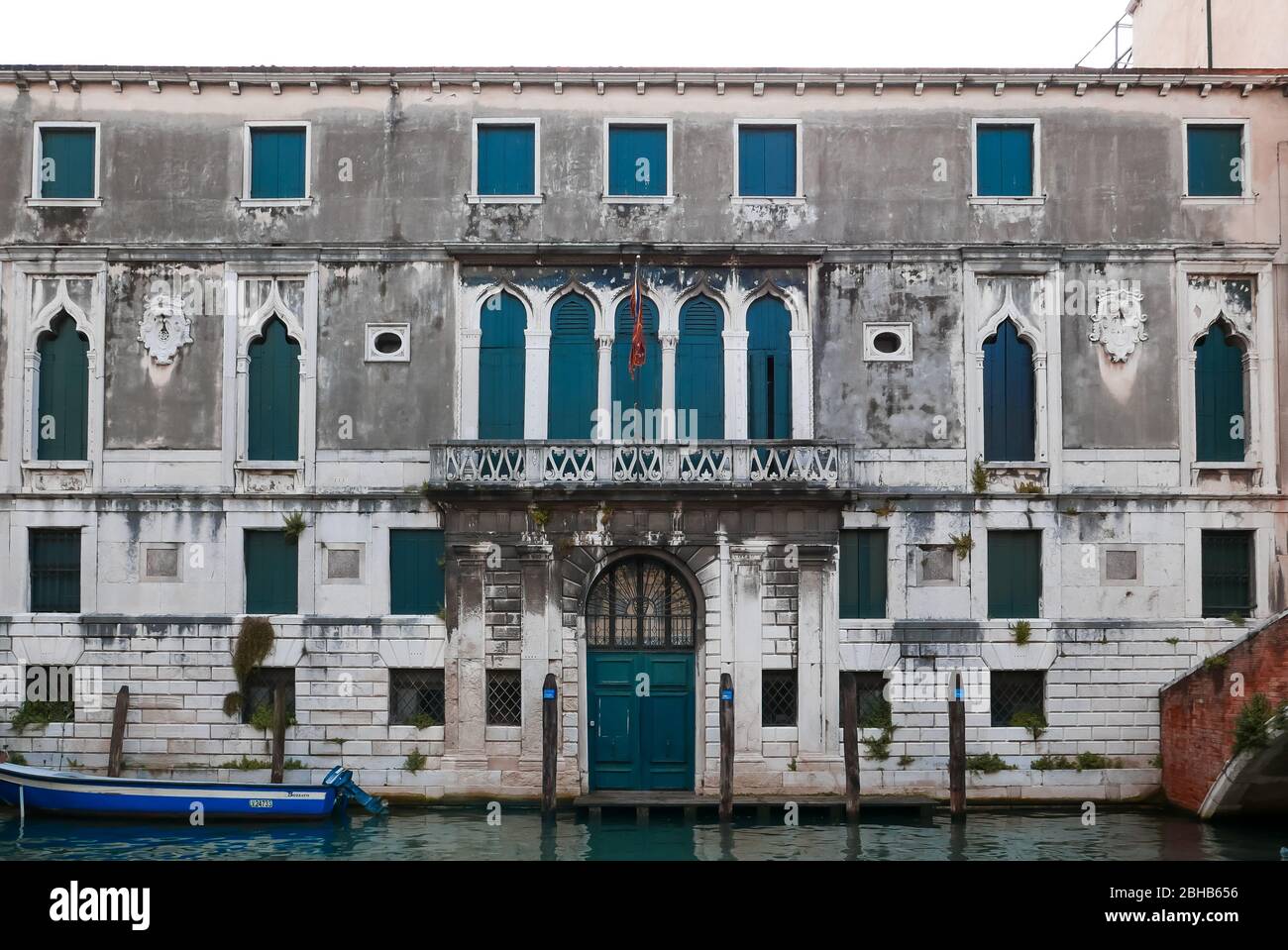 Typical Venice architecture facade worn out by time Stock Photo - Alamy