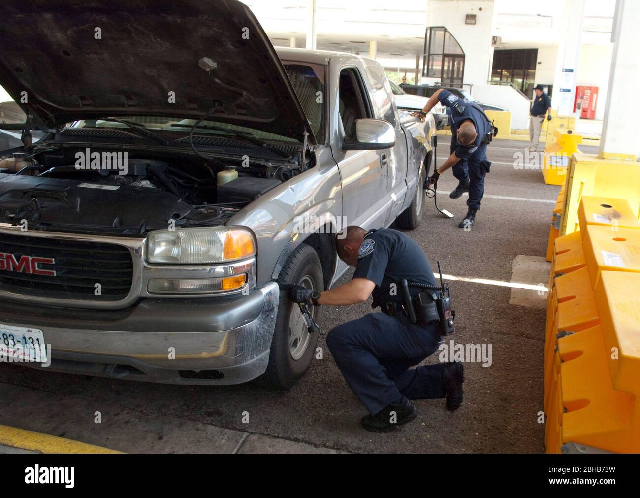 Inspecting money us hi-res stock photography and images - Alamy