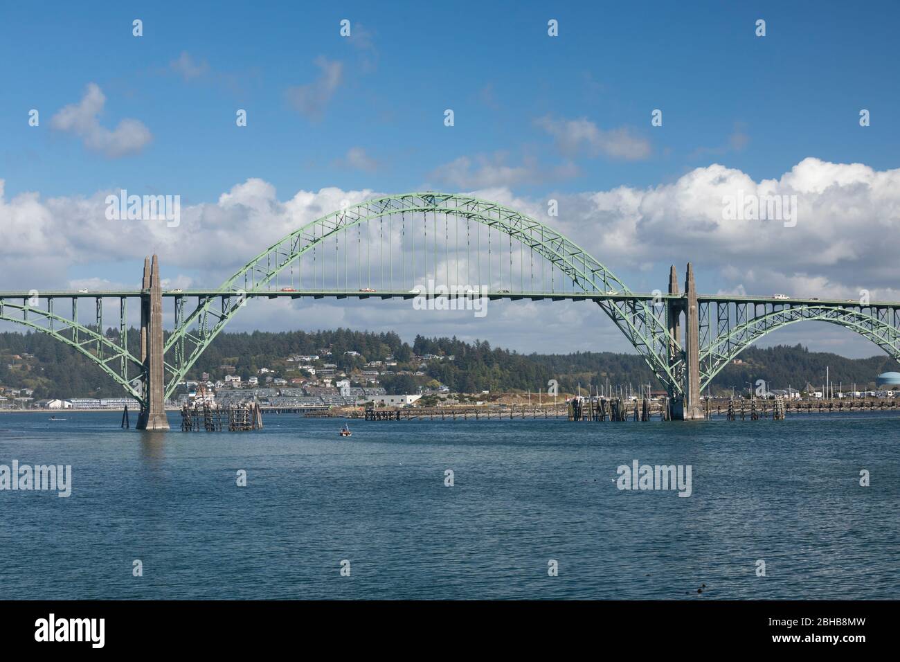 Bridge over river city hi-res stock photography and images - Alamy
