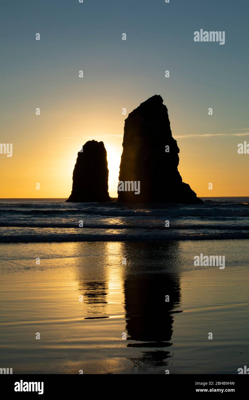 Seascape with rock objects at sunrise, Cannon Beach, Oregon, USA Stock ...