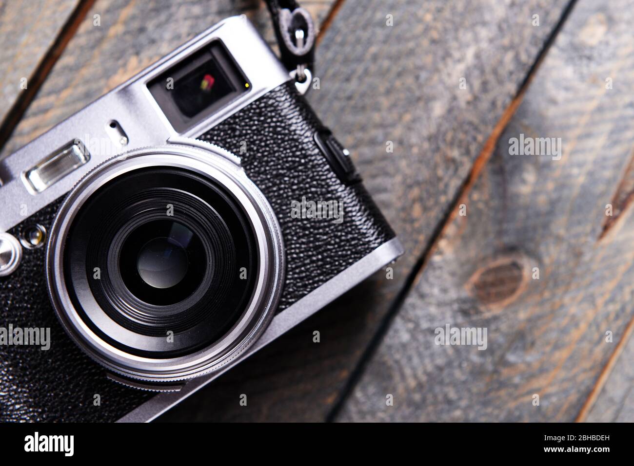 Old retro camera on rustic wooden planks background Stock Photo - Alamy