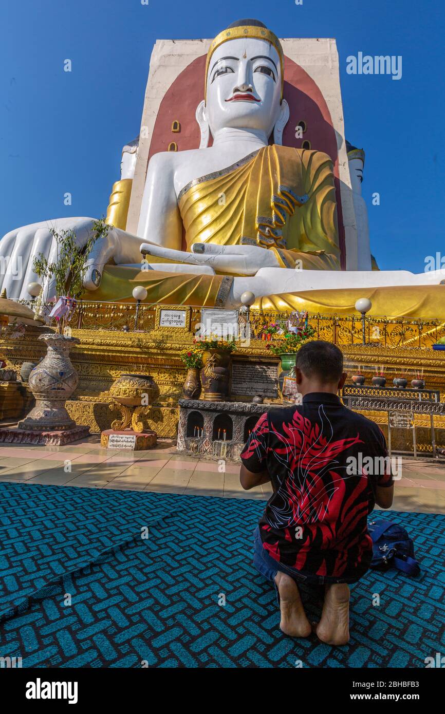 Buddhist praying to buddha statue Stock Photo - Alamy