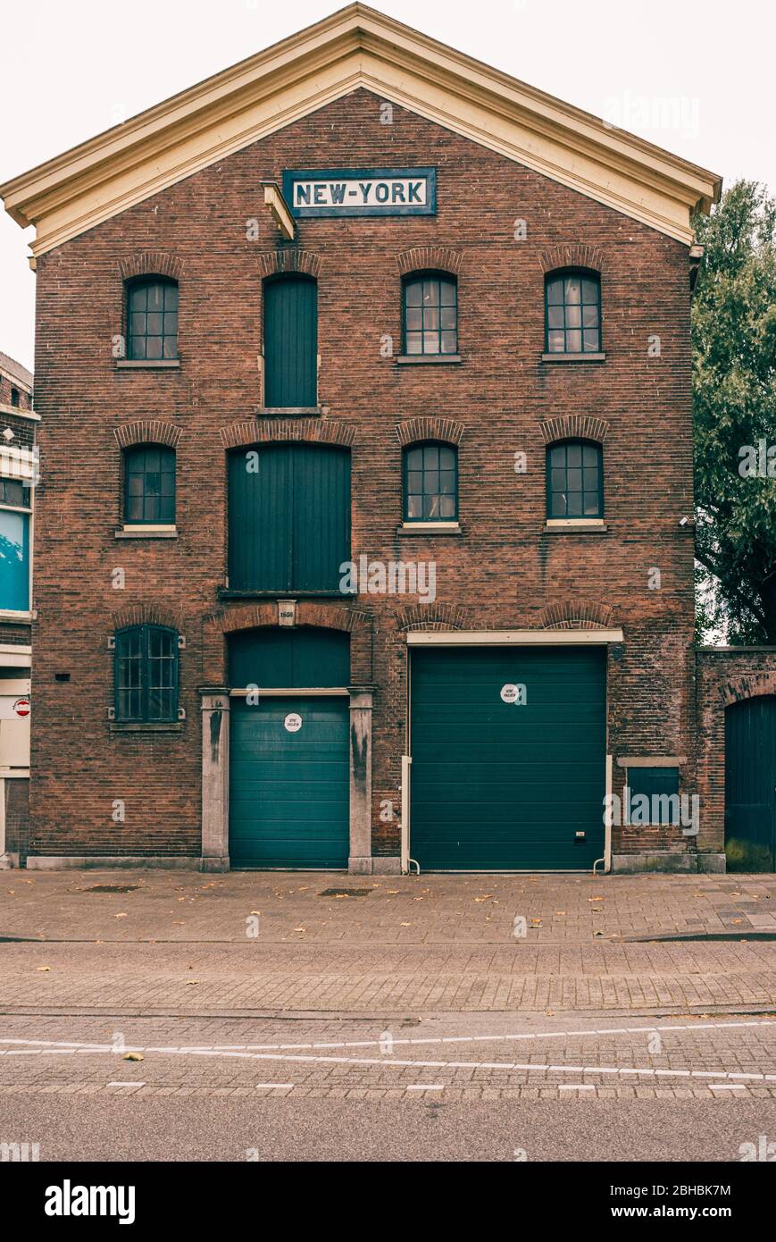 Facade of Dutch architecture old-fashioned house in Holland ...