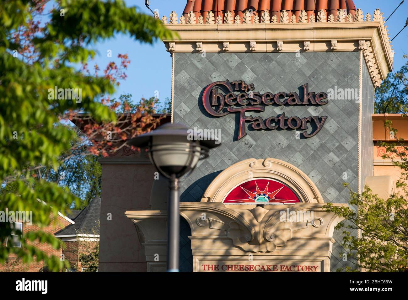 Cheesecake factory sign hi-res stock photography and images - Alamy