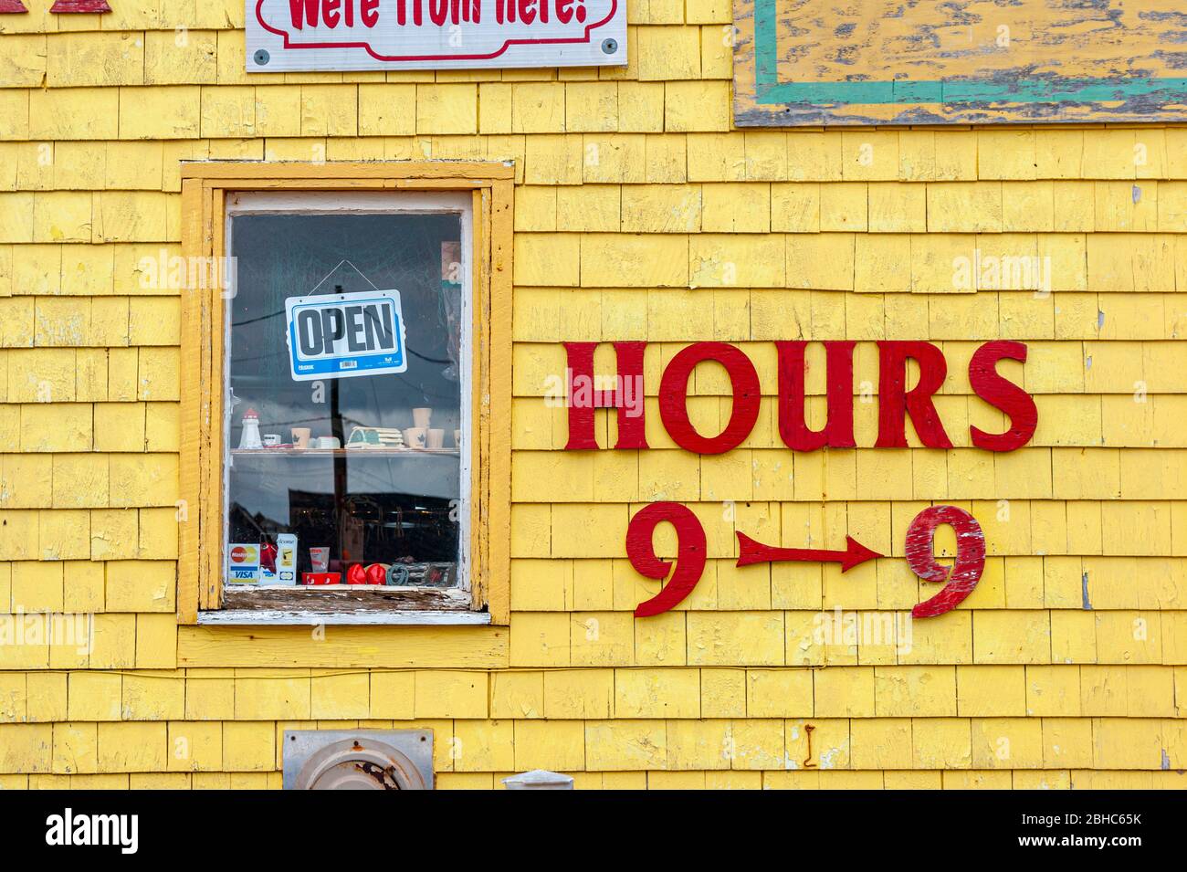 Yellow shop facade hi-res stock photography and images - Alamy