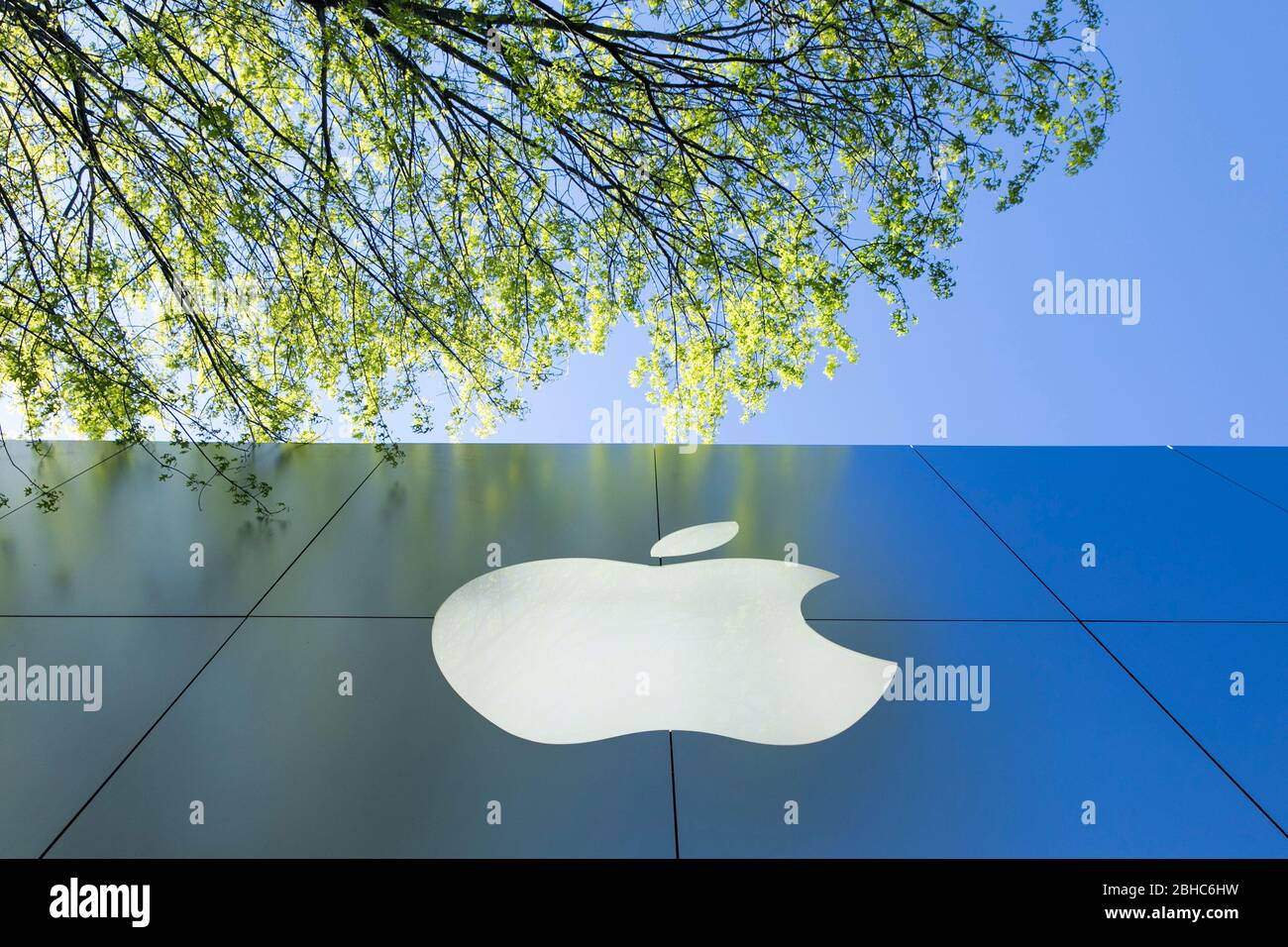 Apple logo building hi-res stock photography and images - Alamy