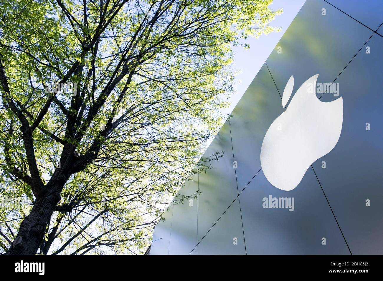 Apple company logo hi-res stock photography and images - Alamy