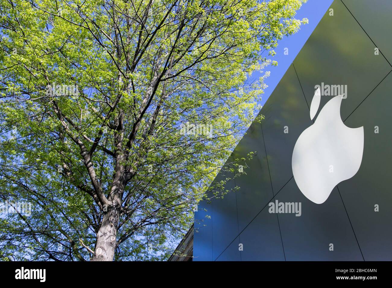 Apple logo building hi-res stock photography and images - Alamy