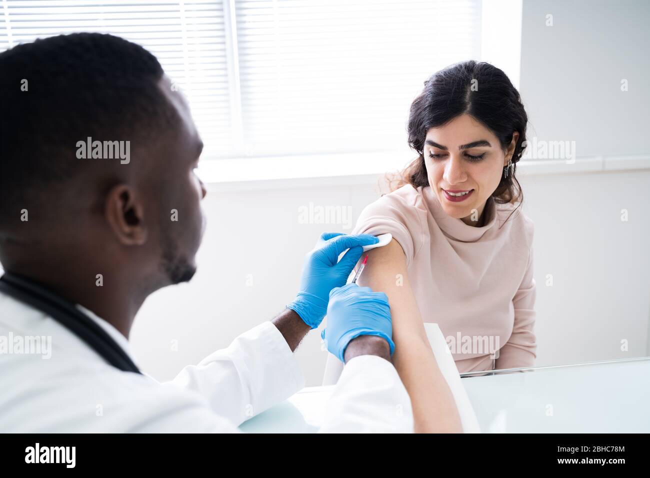Nurse giving patient injection hi-res stock photography and images - Alamy