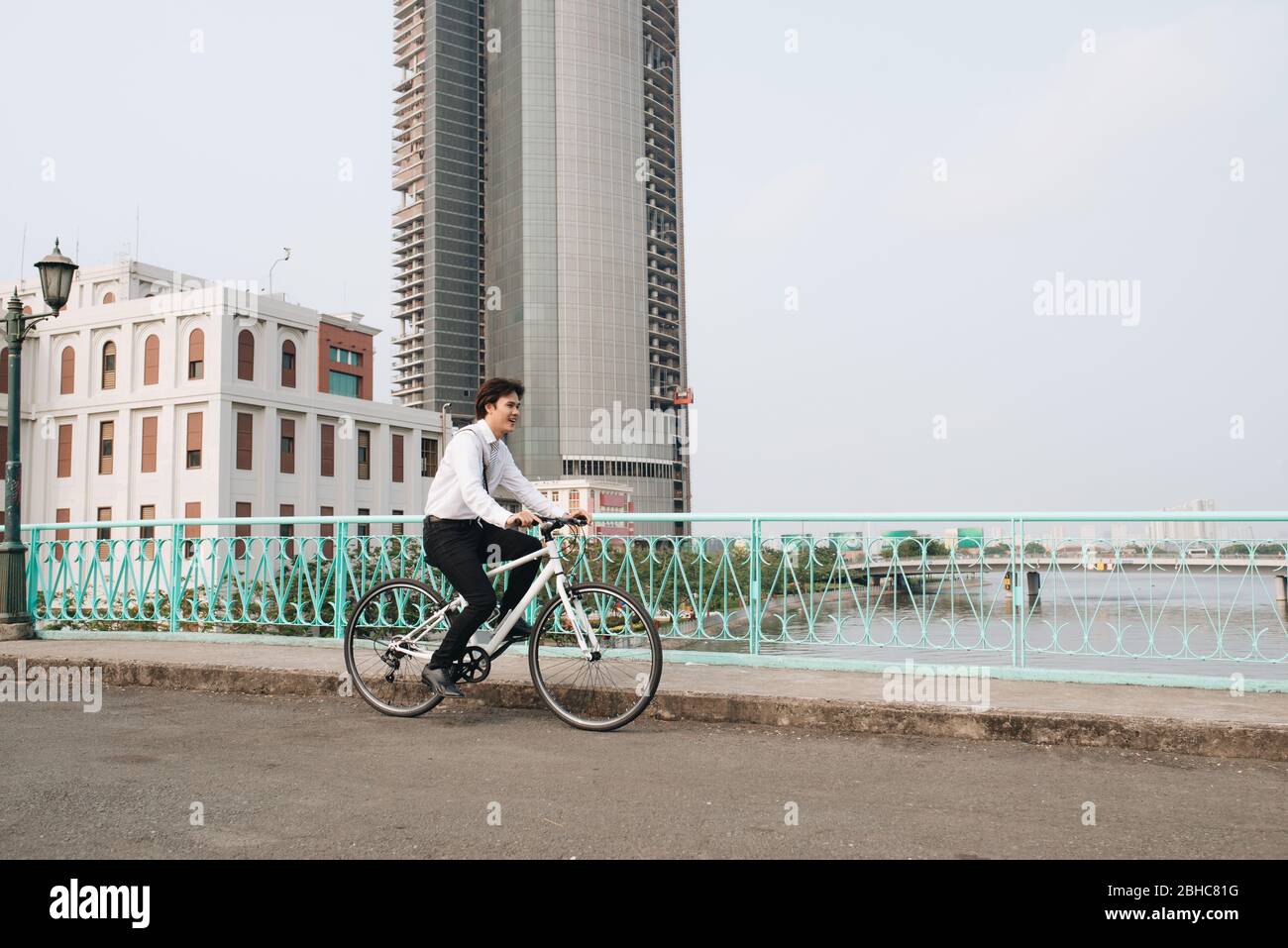 Man going to work full length hi-res stock photography and images - Alamy
