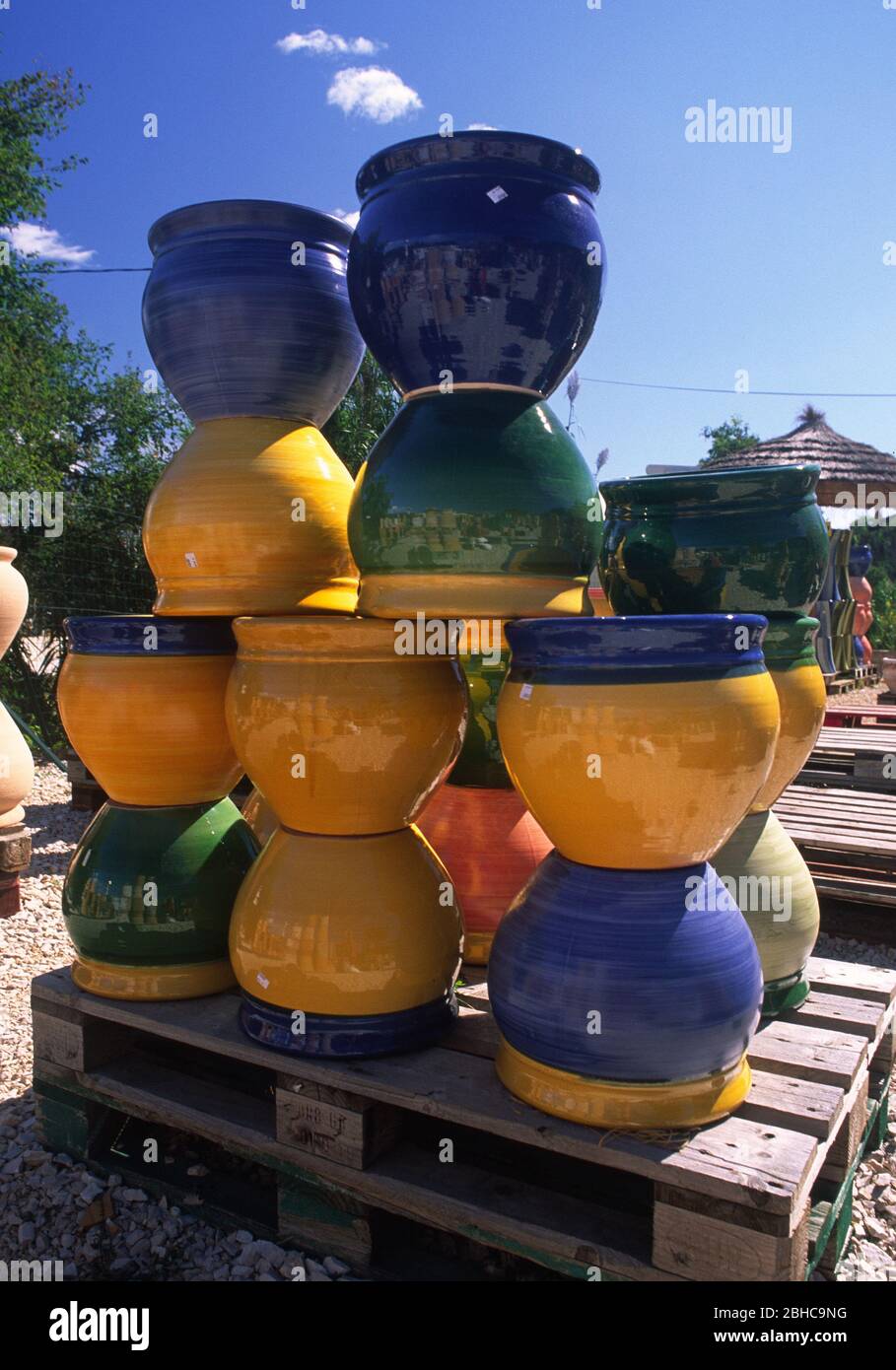 Outdoor pottery exhibits Stock Photo - Alamy