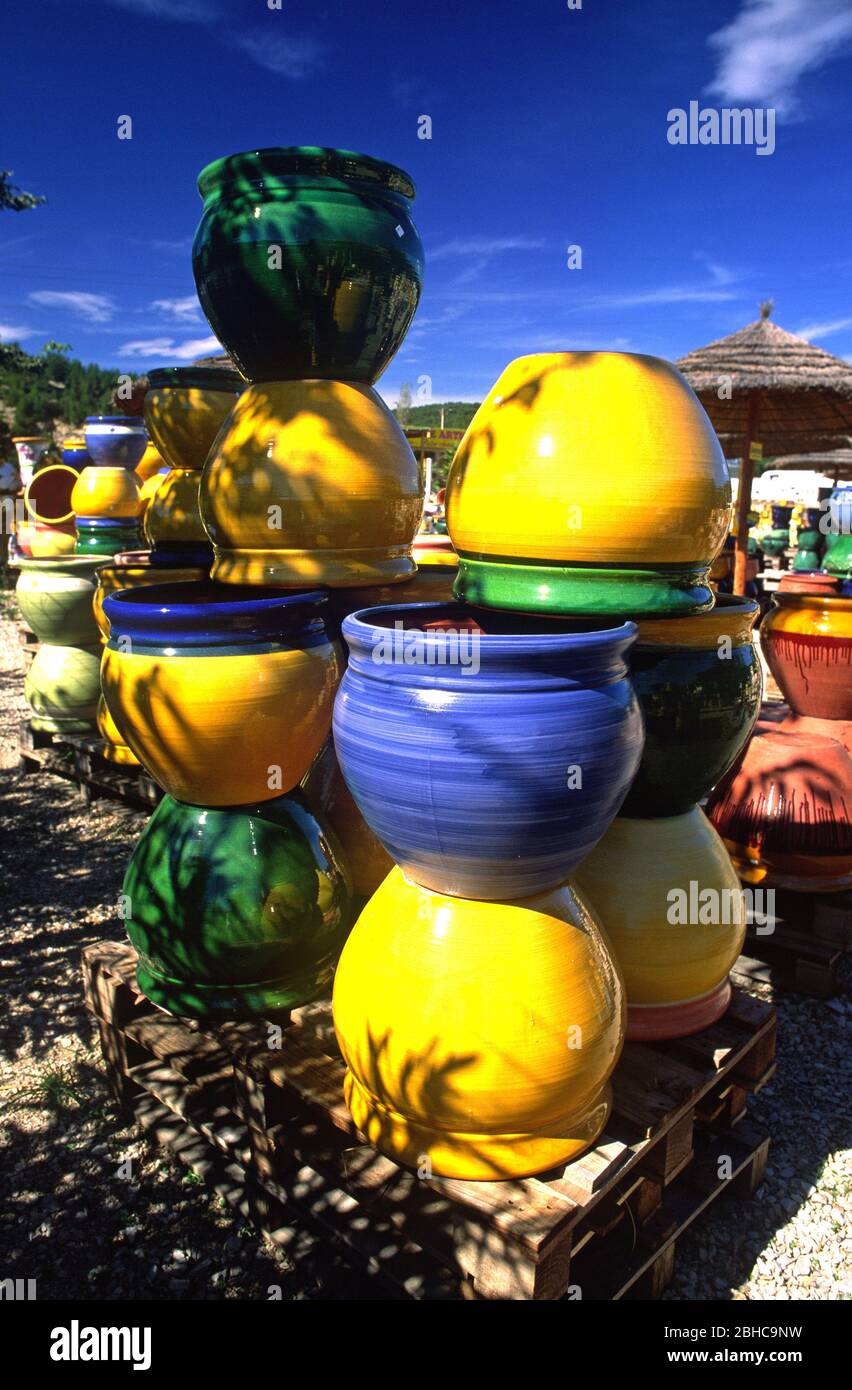 Outdoor pottery exhibits Stock Photo - Alamy