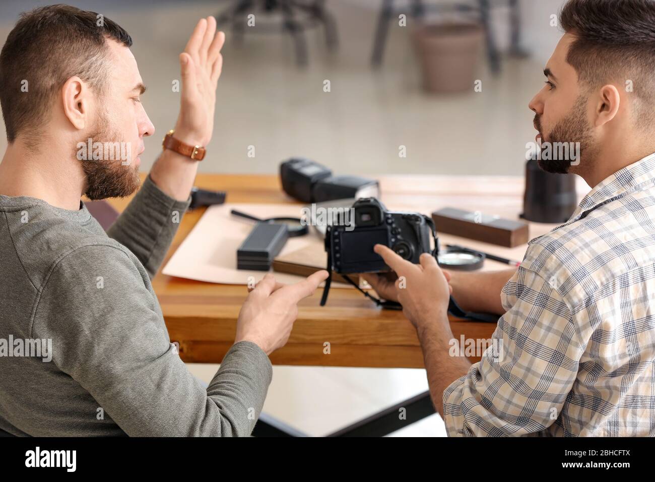 Mentor teaching young photographer in studio Stock Photo - Alamy
