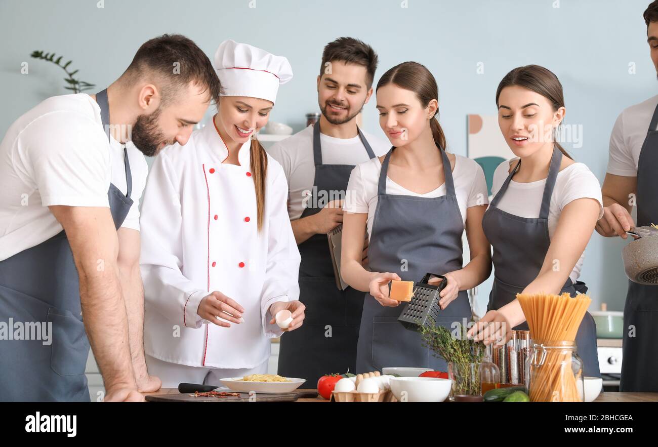 Group adult cooking lesson hi-res stock photography and images - Alamy