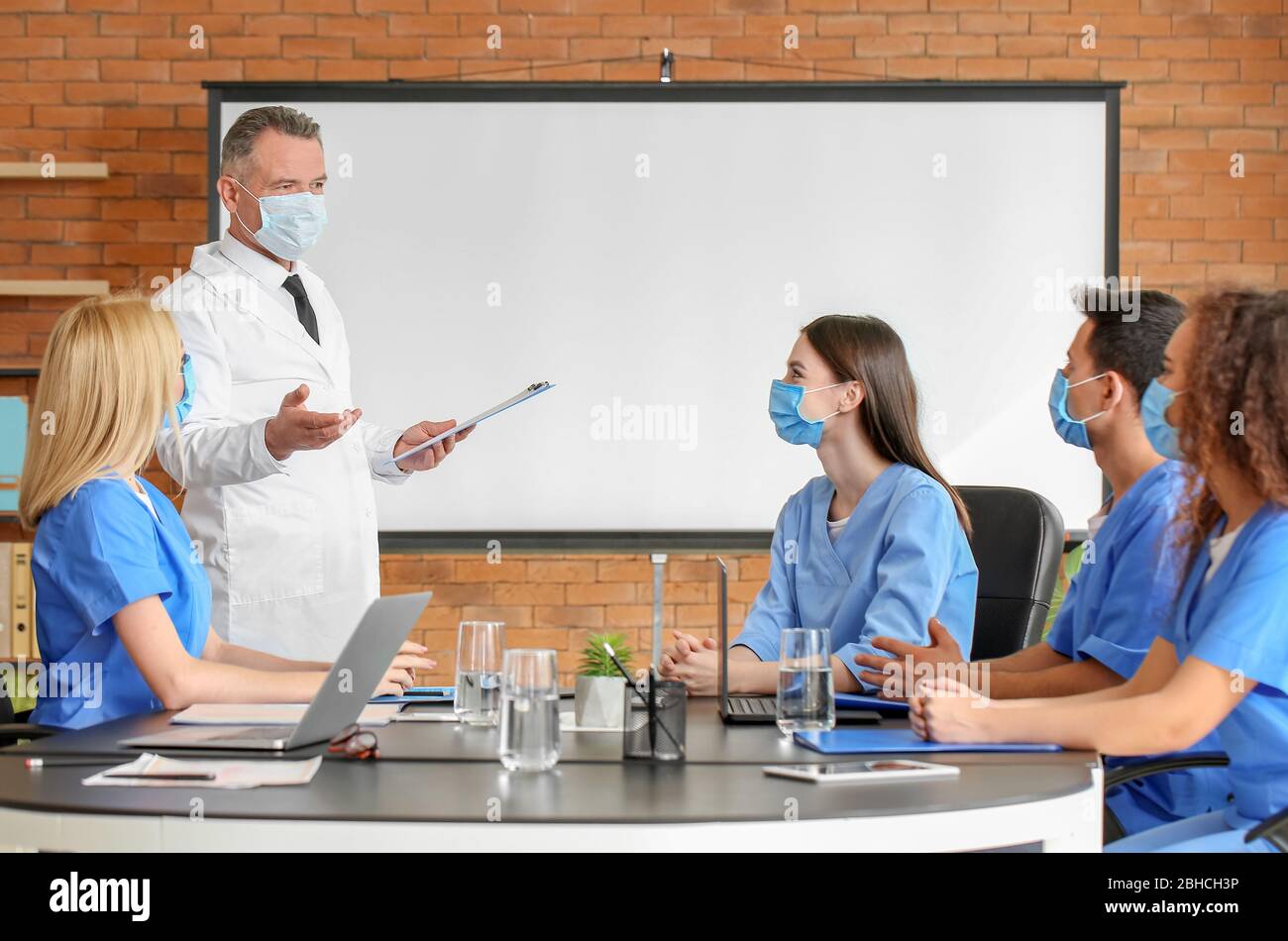 Lecturer teaching hospital students hi-res stock photography and images ...