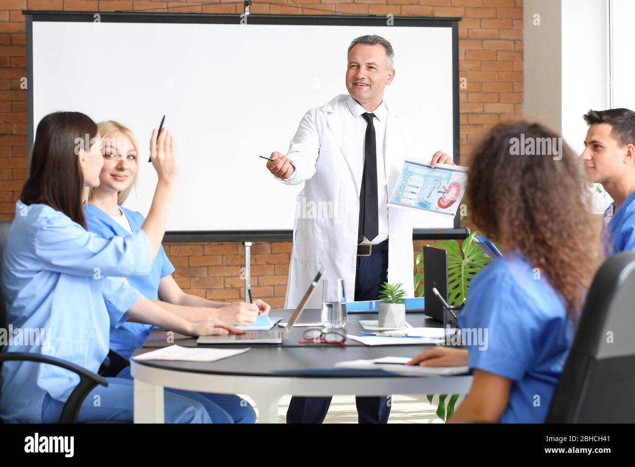 Lecturer teaching hospital students hi-res stock photography and images ...