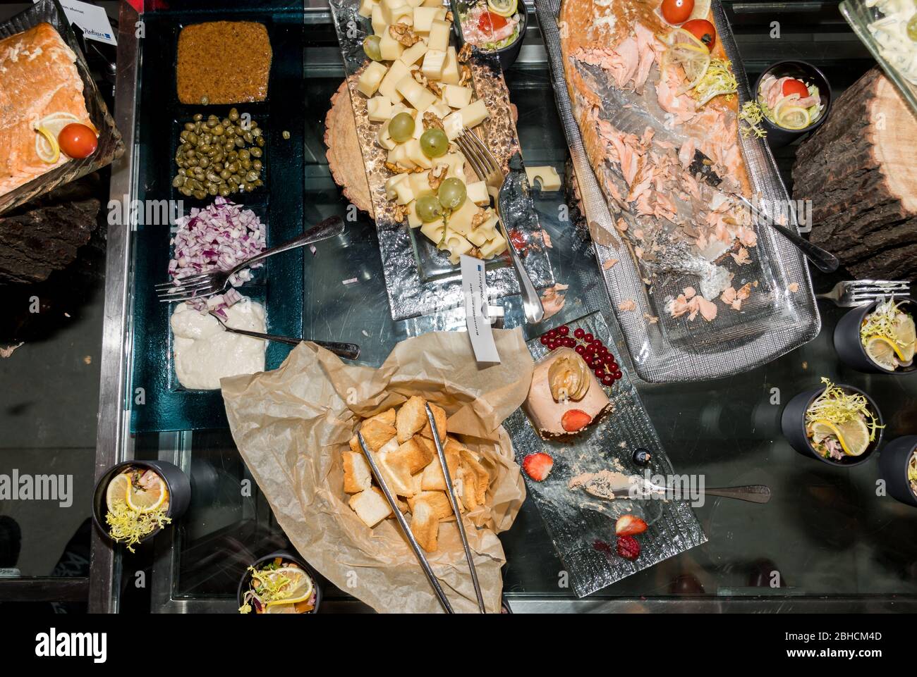 Sharing plates concept hi-res stock photography and images - Alamy