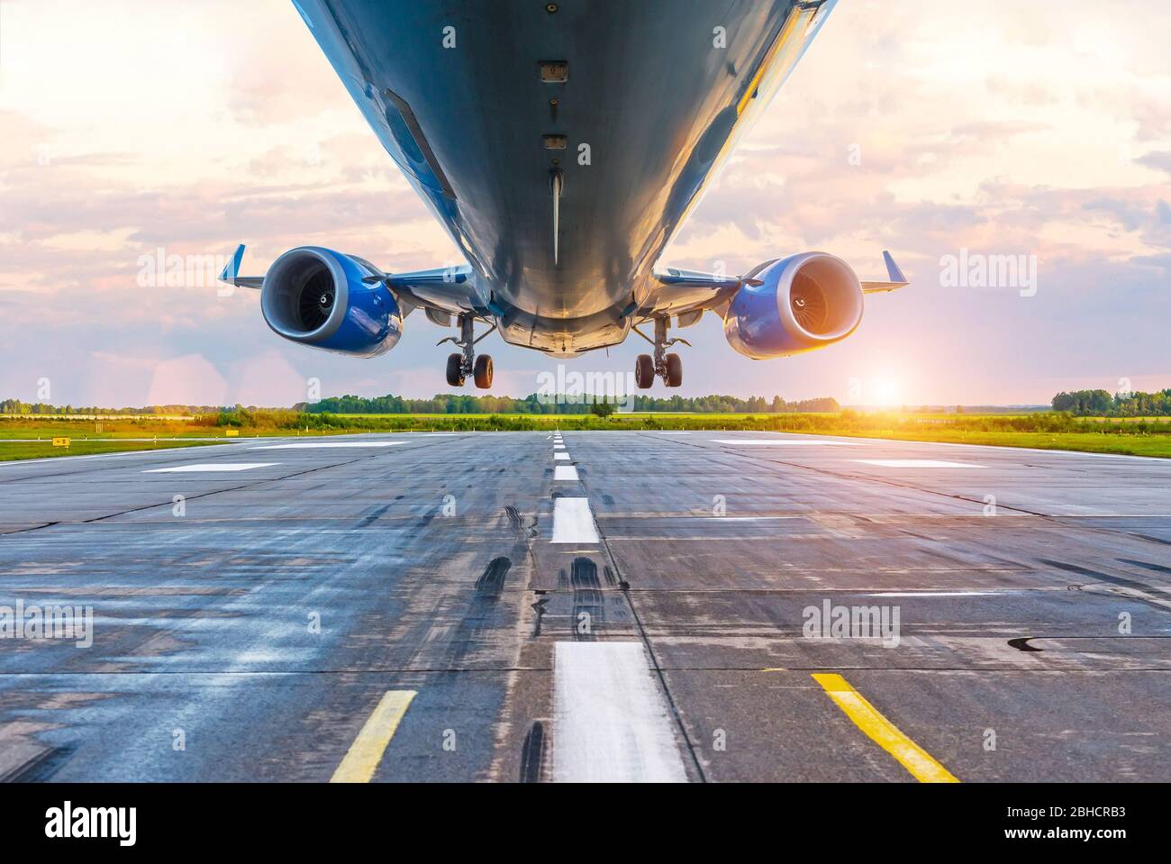 Airplane before landing bottom hi-res stock photography and images - Alamy