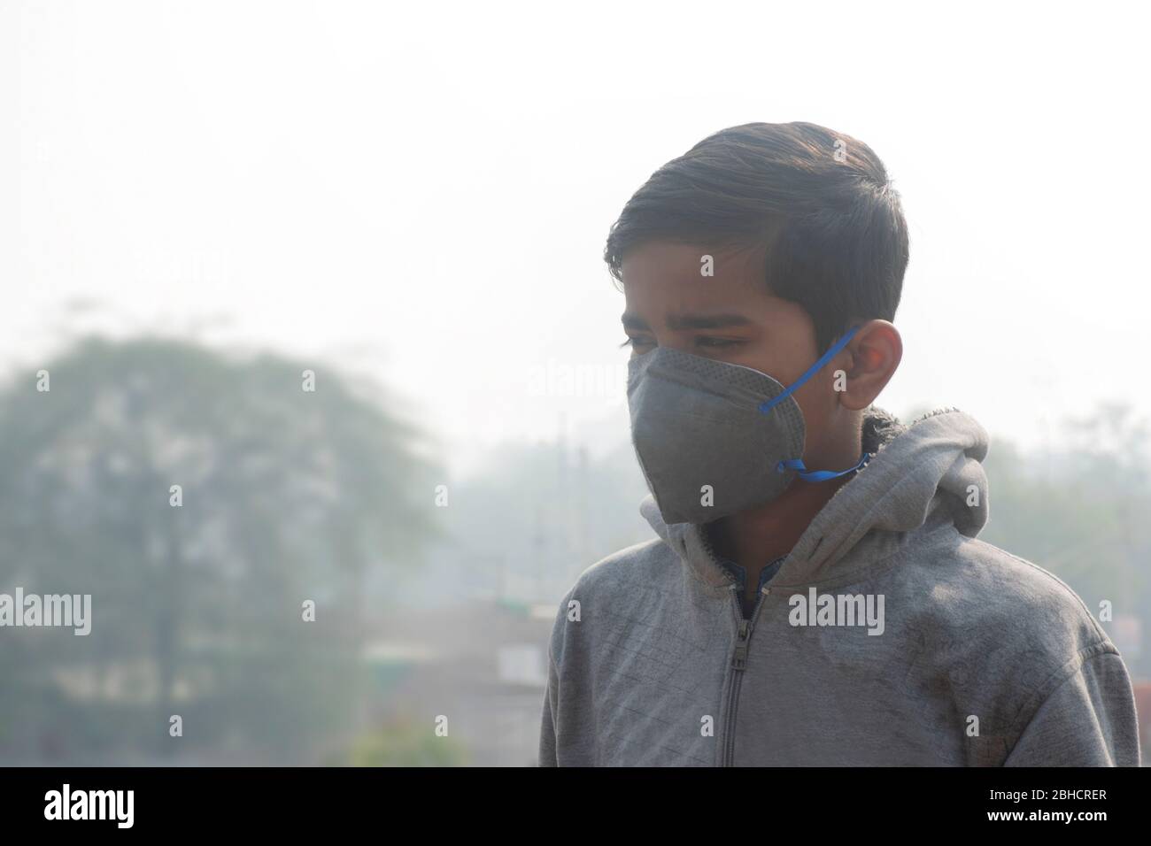 Boy wearing gas mask hi-res stock photography and images - Alamy