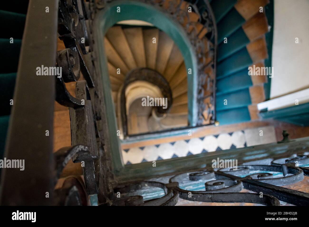 A traditional Parisienne staircase in a residential building in Paris ...