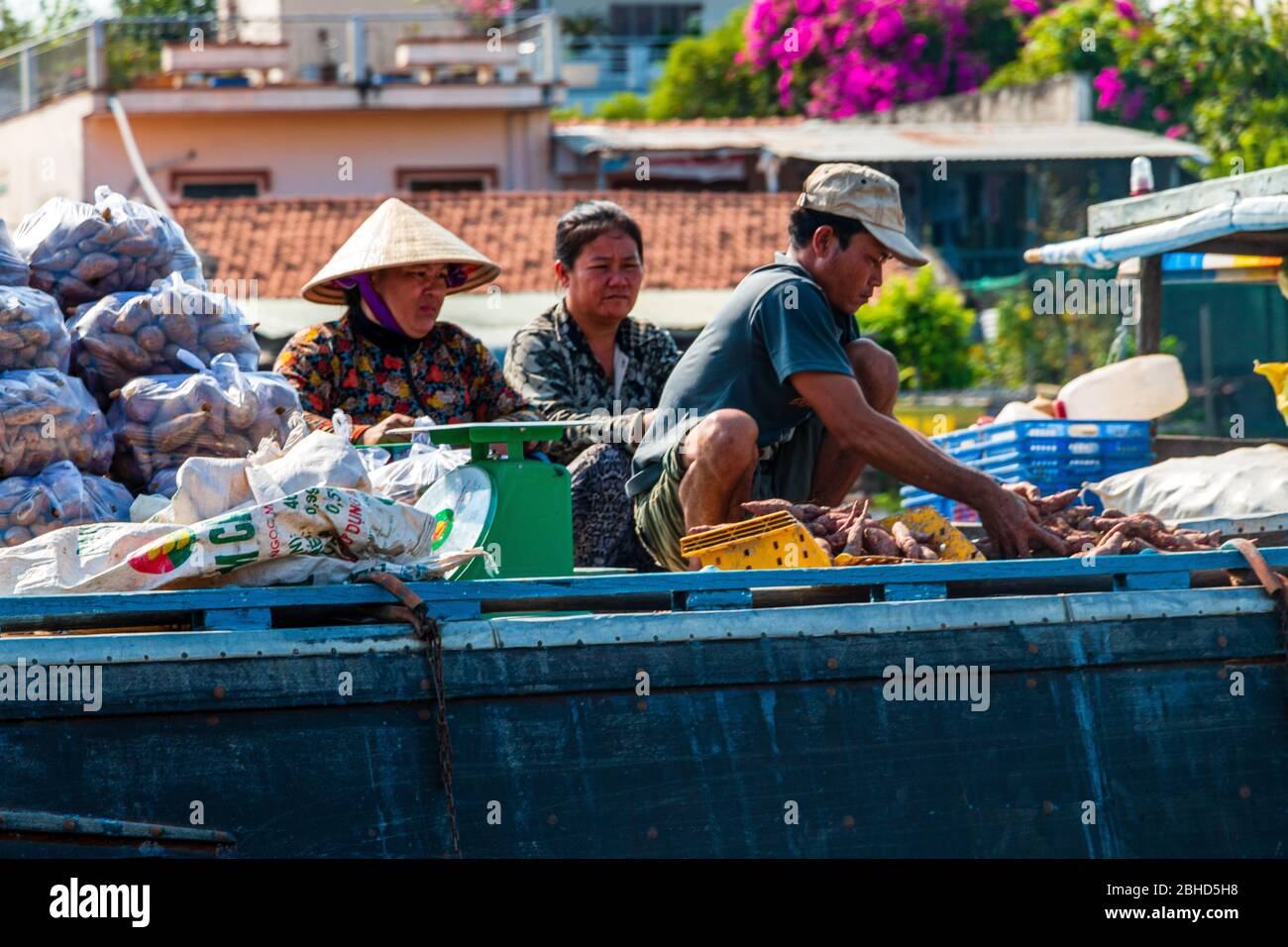 Trading from boats hi-res stock photography and images - Alamy