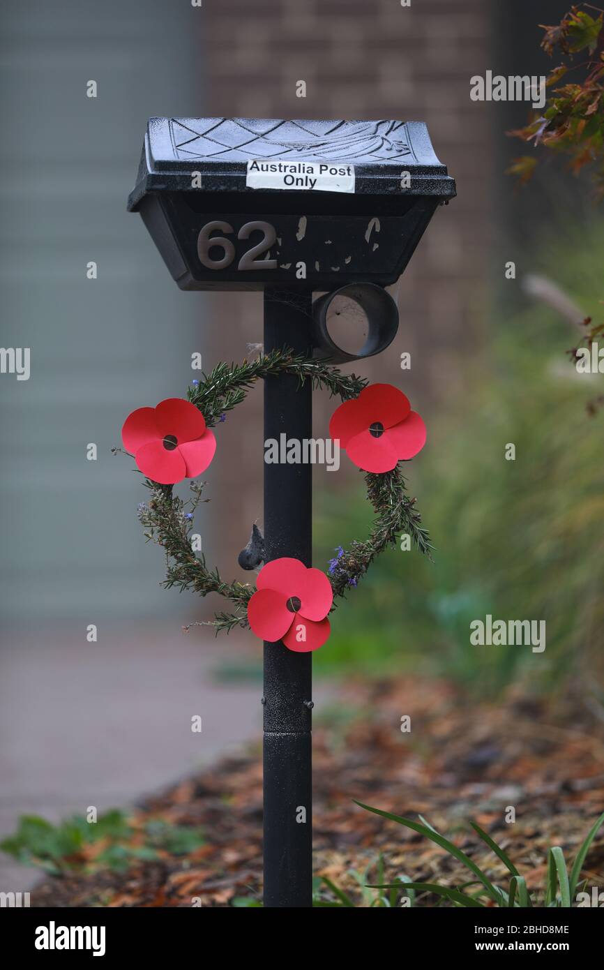 Canberra. 25th Apr, 2020. Photo taken on April 25, 2020 shows a wreath ...