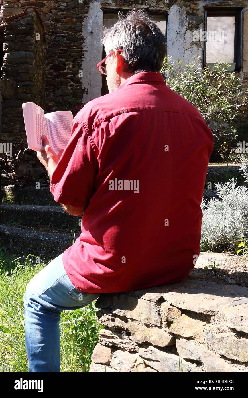 Seated man reading hi-res stock photography and images - Alamy