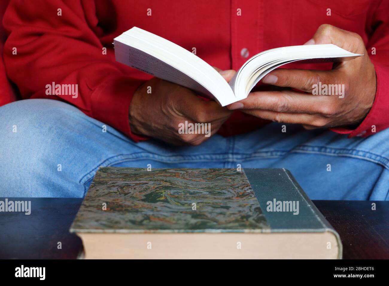 Man sitting reading book hi-res stock photography and images - Alamy