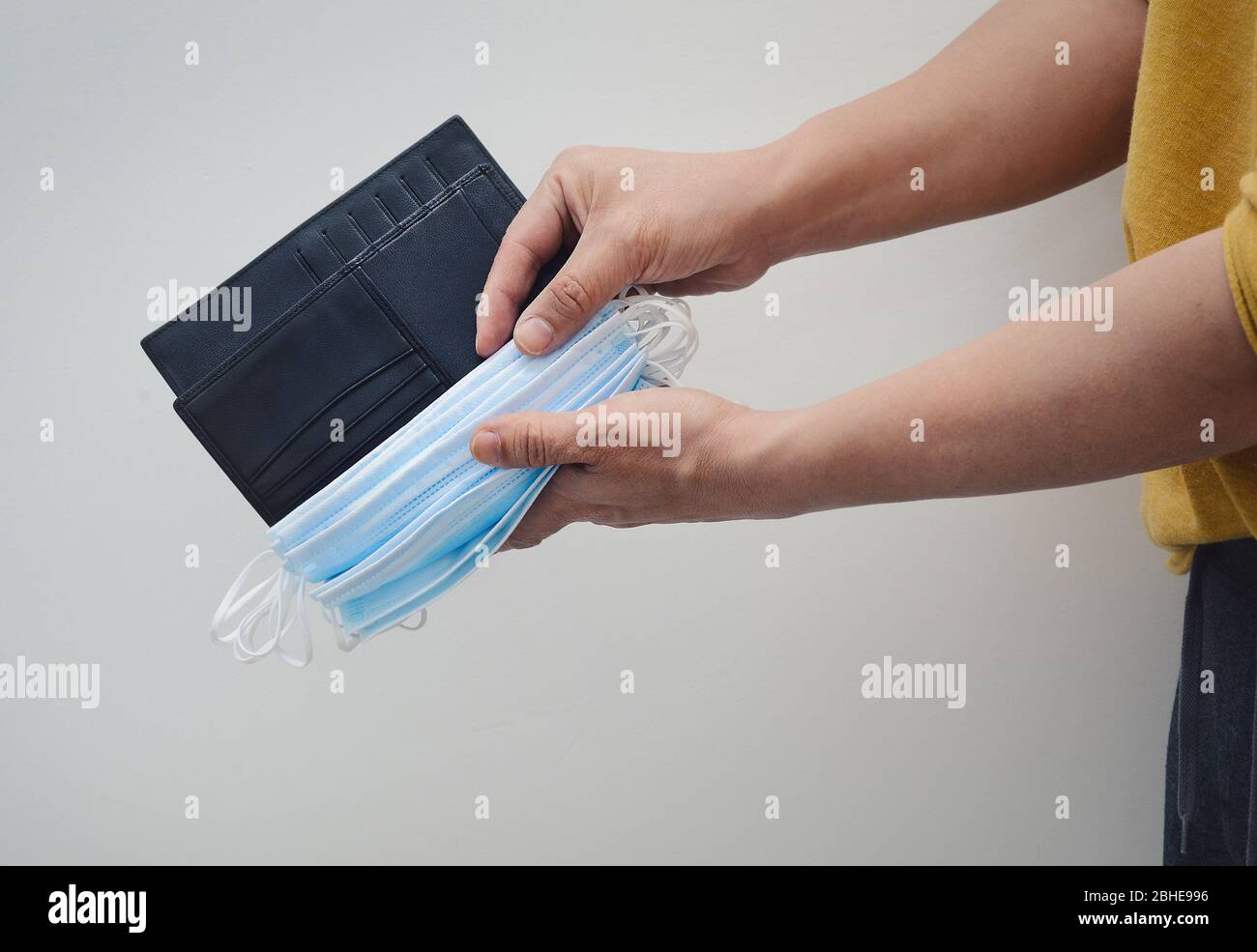 Person holding a wallet hi-res stock photography and images - Alamy