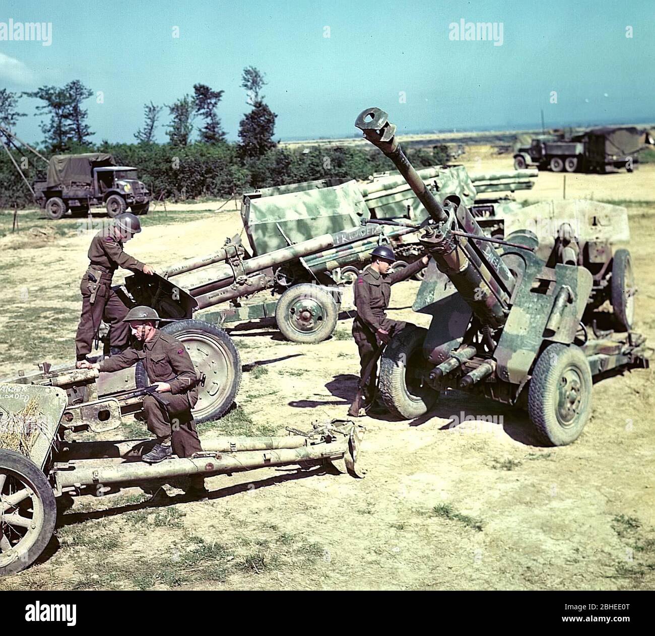 Scottish troops in Second World War. Captured German equipment ...
