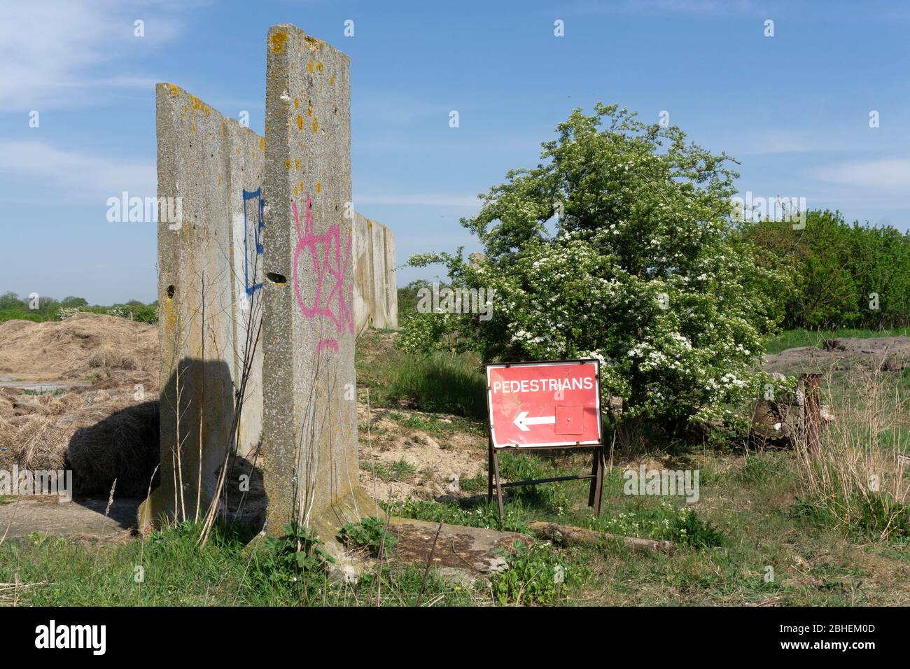Red pedestrian sign hi-res stock photography and images - Alamy