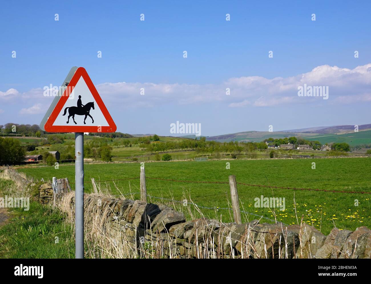 Horse riders warning sign hi-res stock photography and images - Alamy