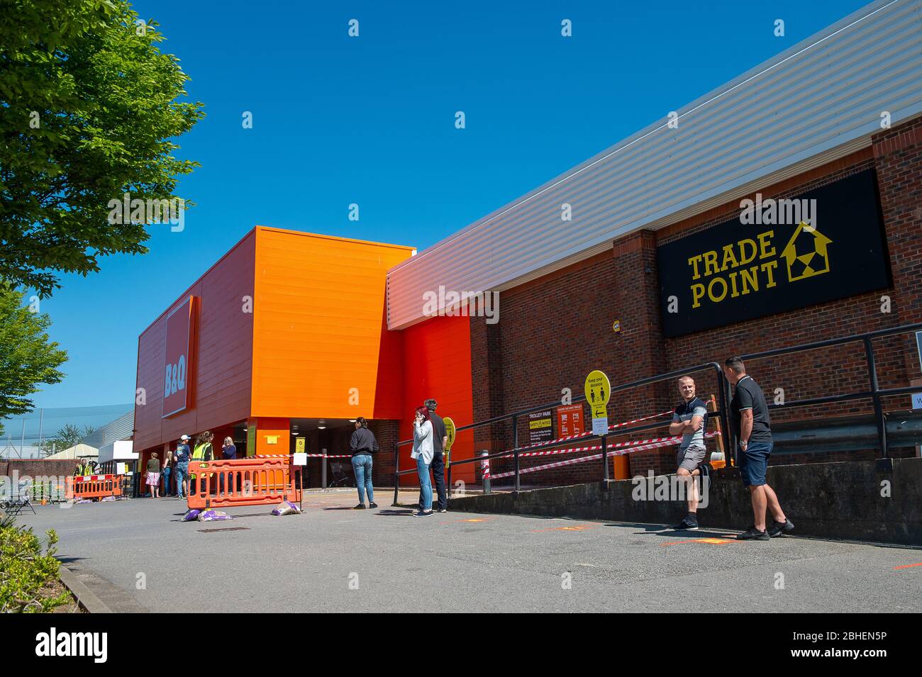 Slough, Berkshire, UK. 25th April, 2020. B&Q has now fully reopened it ...