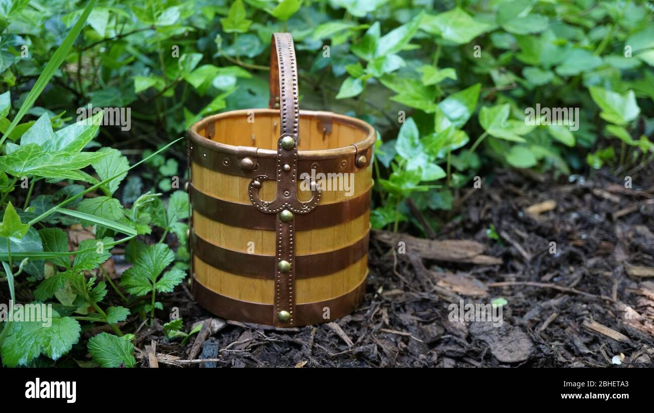 Anglo Saxon mead hall drinking bucket reconstruction of the find from ...