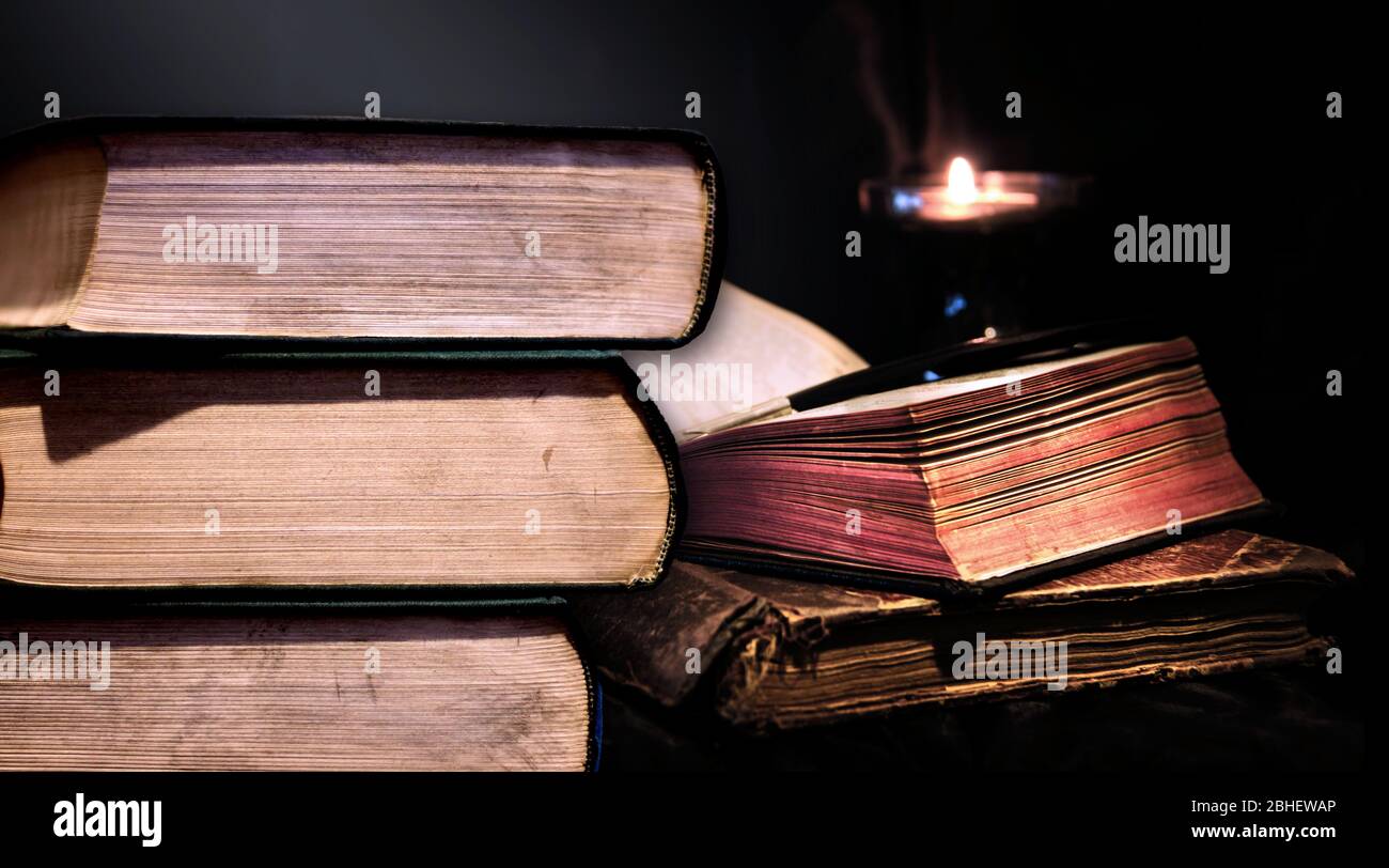 Vintage books background hi-res stock photography and images - Alamy