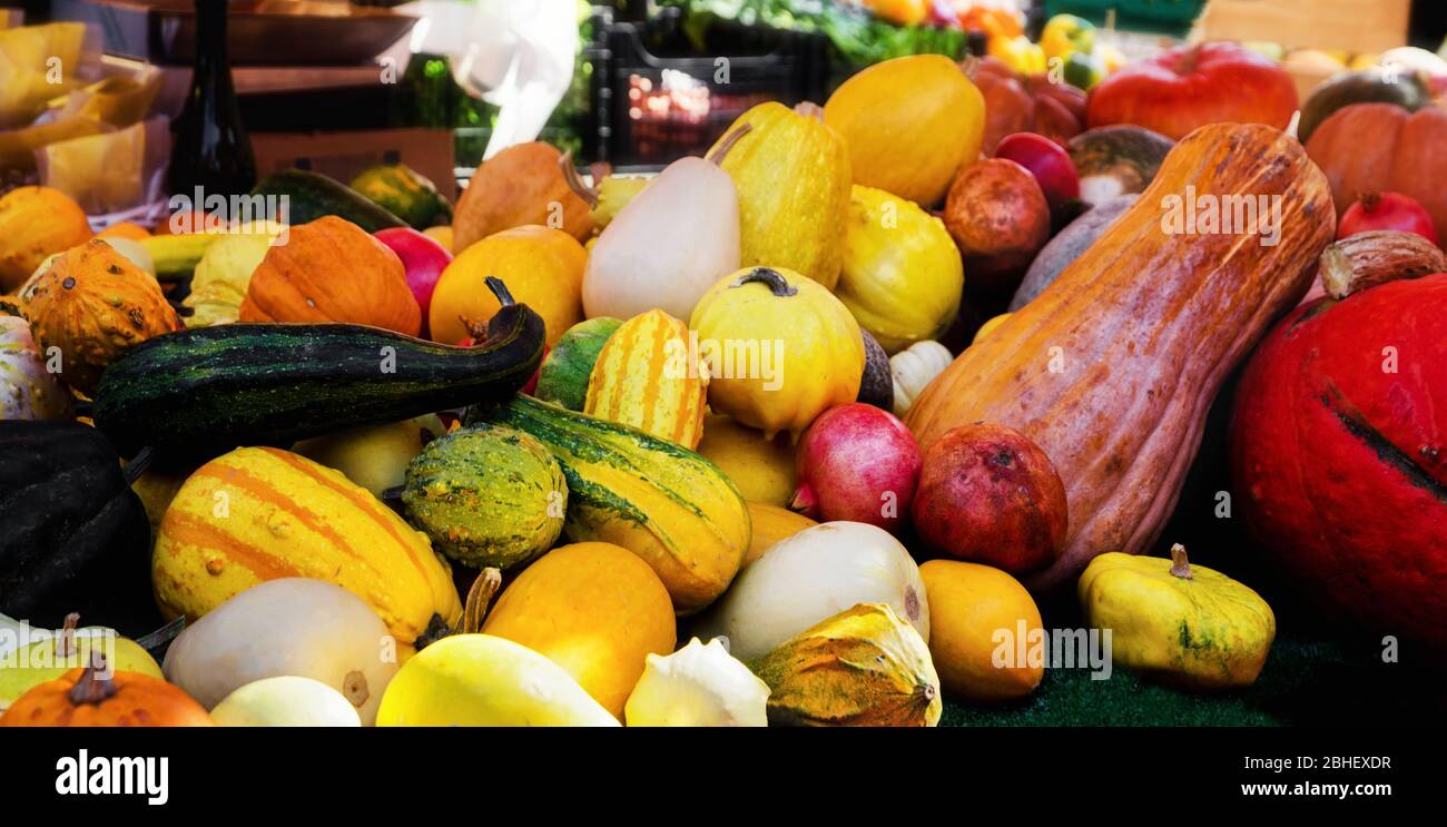 Fresh pumpkin vegetable stall hi-res stock photography and images - Alamy